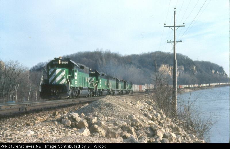 BN intermodal photographed along the Mississippi